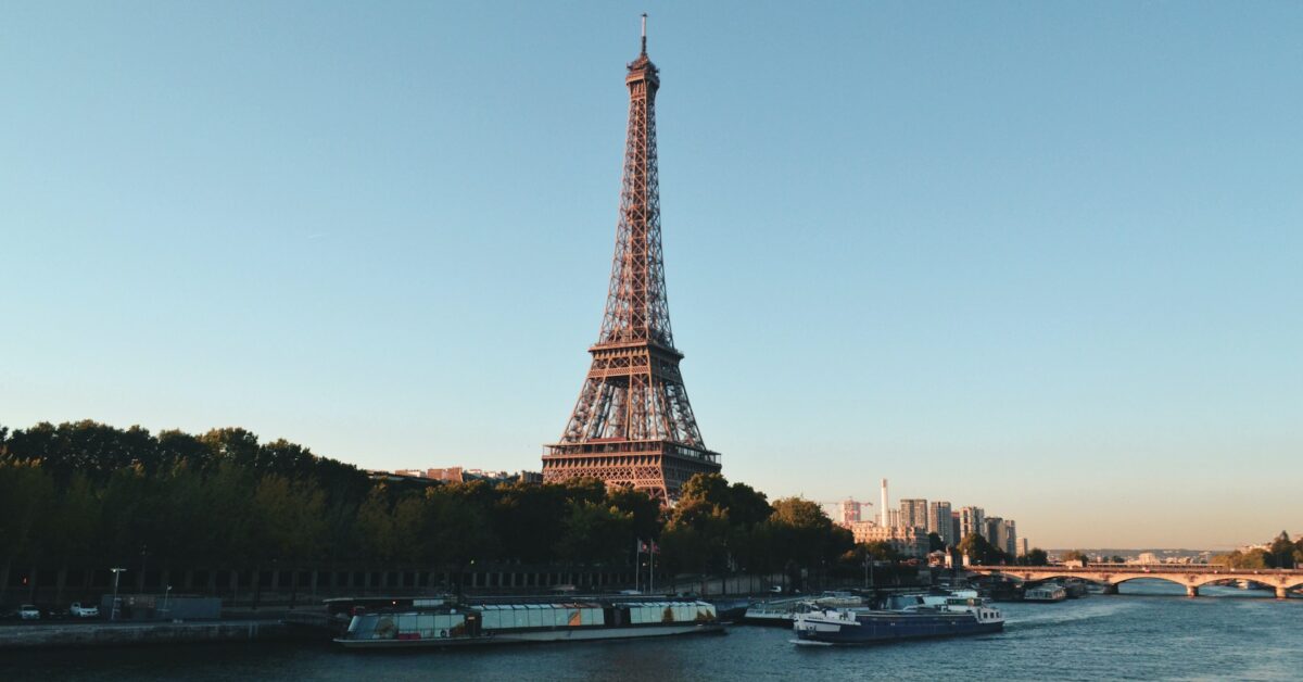 Combien de mètres mesure la tour Eiffel ? - Bouillon de culture
